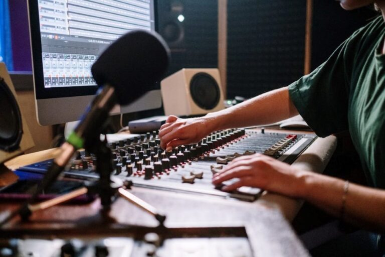 Top 3 Best Audio Interfaces for Recording Studio with a Mic
